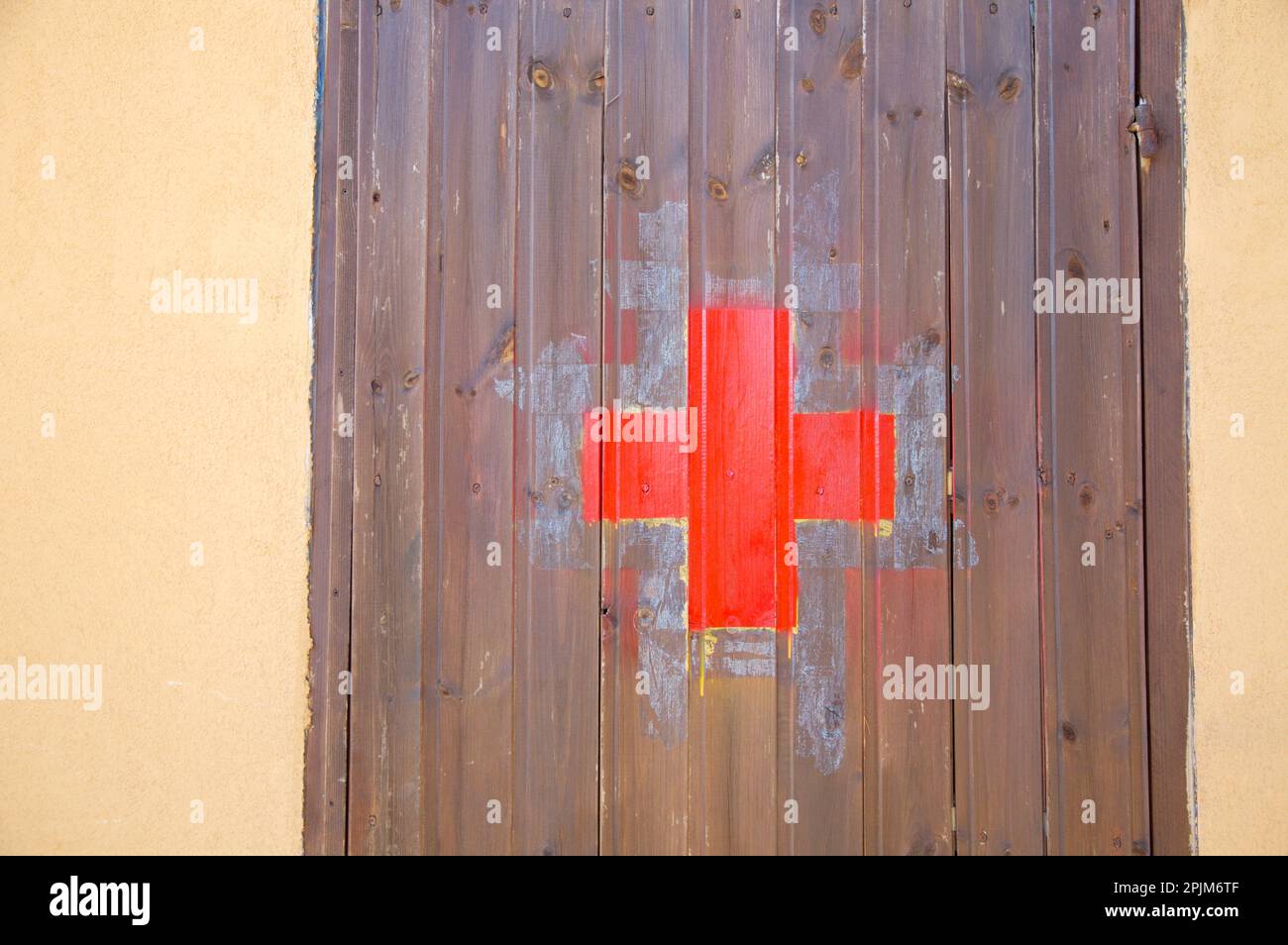 Significado de una cruz roja en la puerta de la casa y cómo actuar