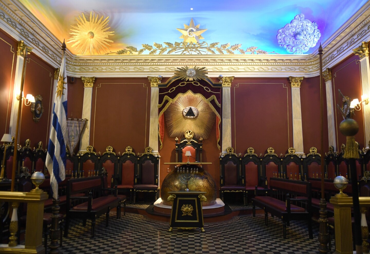 Sentido del horario en templos masónicos: ¿por qué se cuadra?