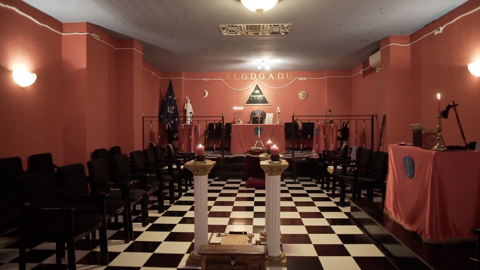 Descubre el misterio del templo masónico y su fascinante interior